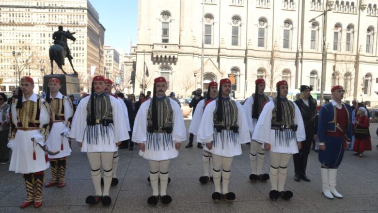 Τελετή έπαρσης της Ελληνικής σημαίας στην Φιλαδέλφεια των ΗΠΑ ...