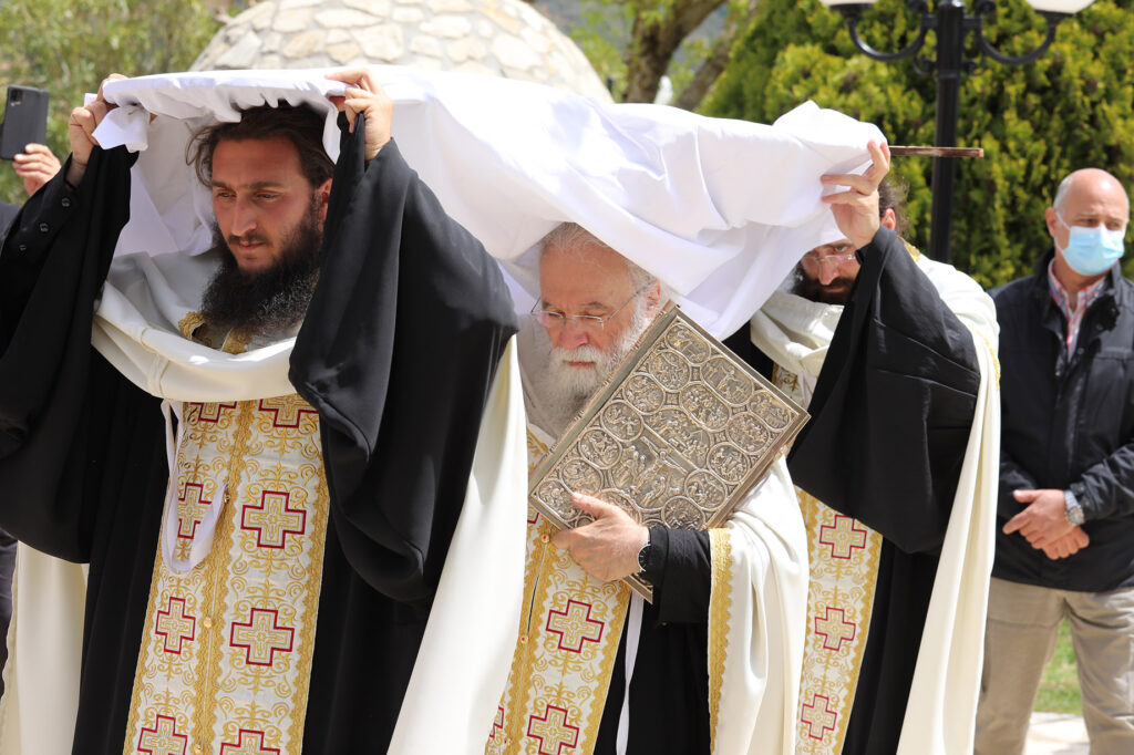 Η Σταύρωση και η Αποκαθήλωση στο μοναστήρι του Τρικόρφου Φωκίδος ...