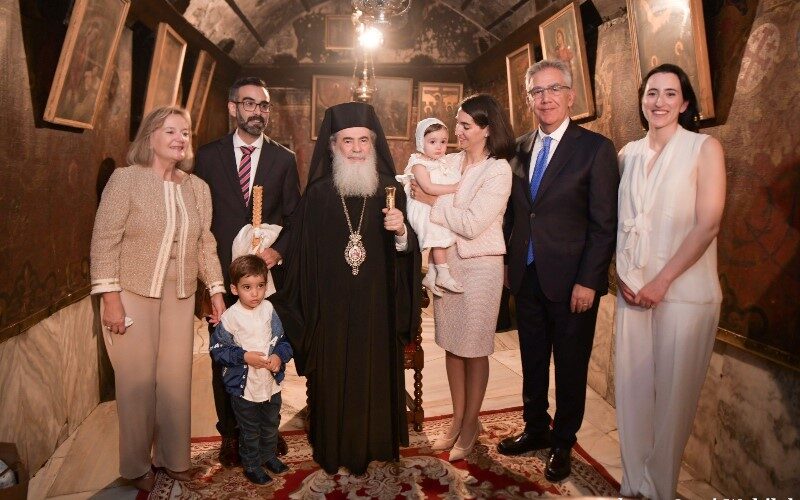 Την Βάπτιση της θυγατρός του Έλληνα Πρόξενου στο Ισραήλ στο Σπήλαιο της ...