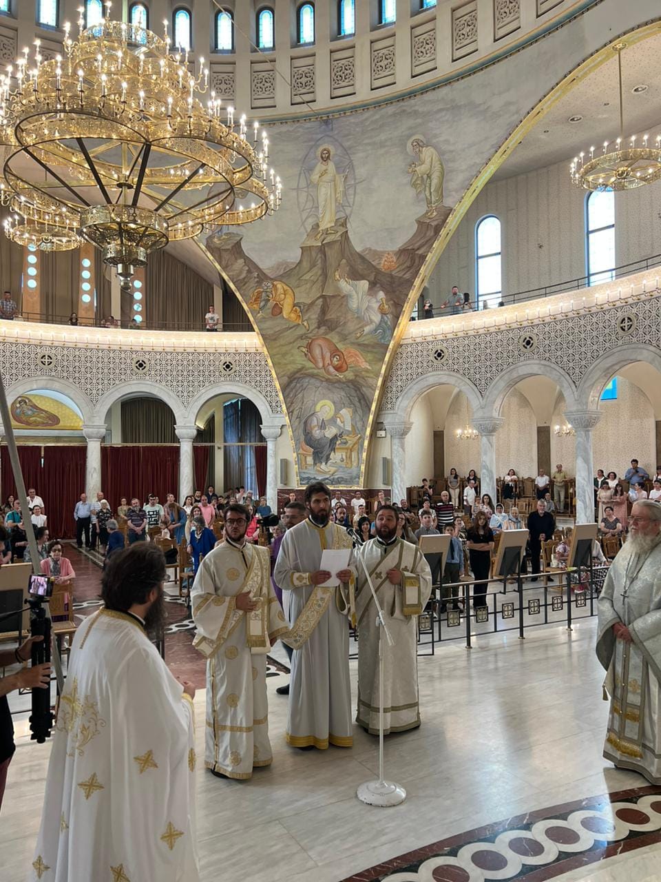 Αρχιεπισκοπική Θεία Λειτουργία και χειροτονία στον Καθεδρικό των ...