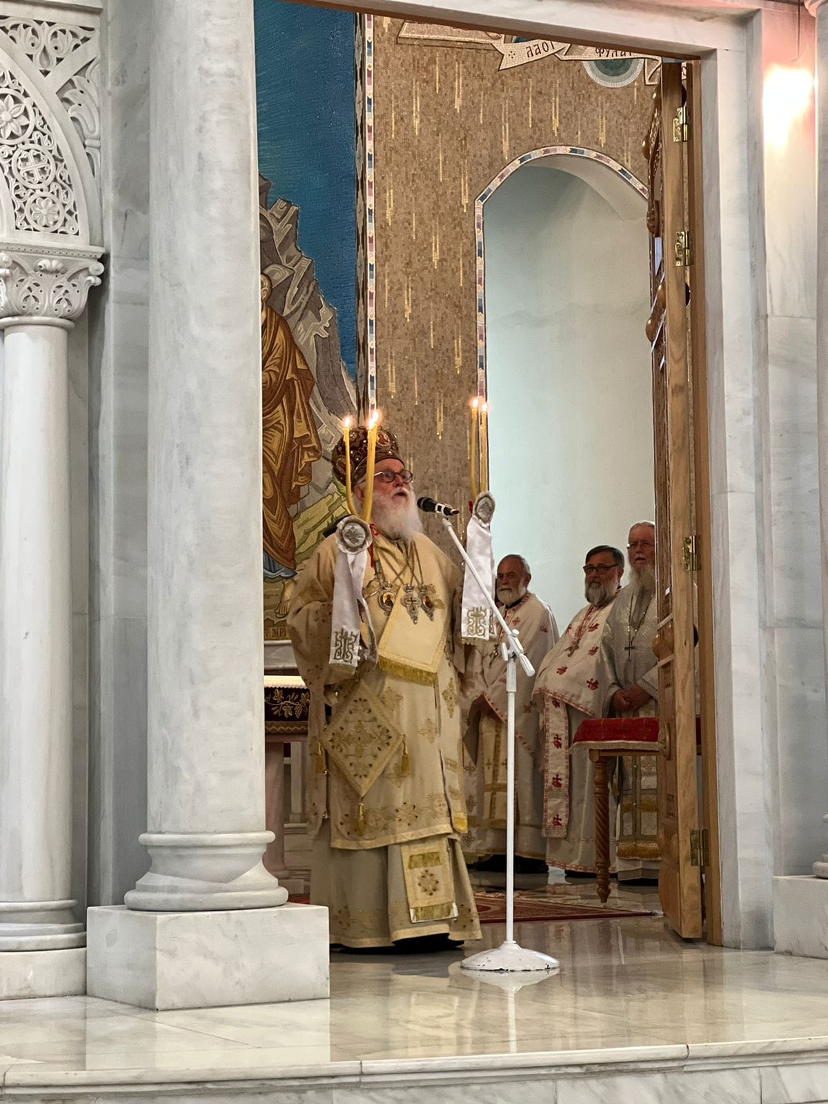Αρχιεπισκοπική Θεία Λειτουργία και χειροτονία στον Καθεδρικό των ...