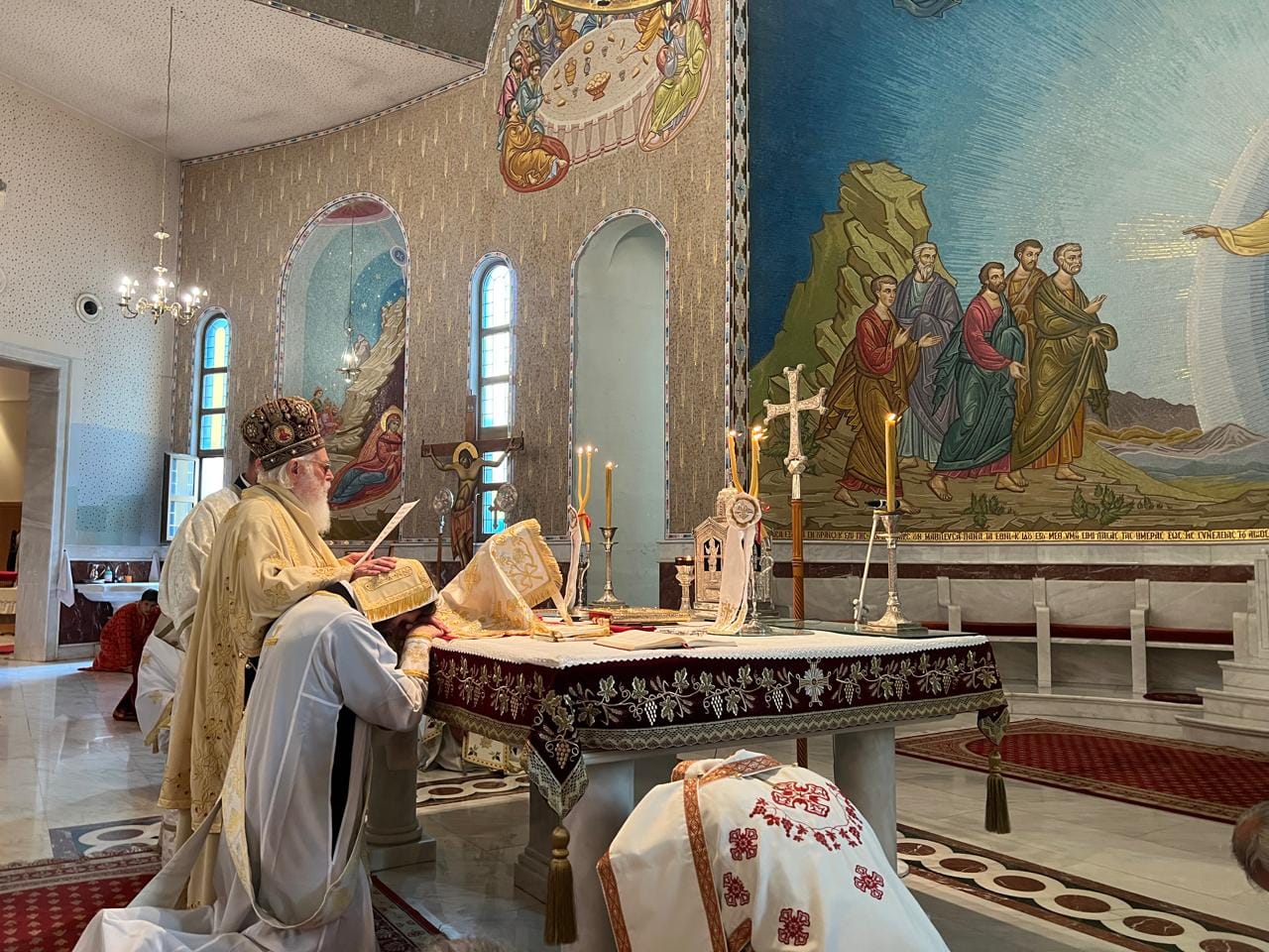 Αρχιεπισκοπική Θεία Λειτουργία και χειροτονία στον Καθεδρικό των ...