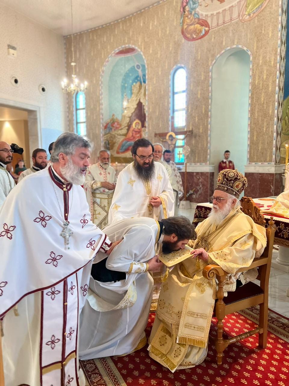Αρχιεπισκοπική Θεία Λειτουργία και χειροτονία στον Καθεδρικό των ...