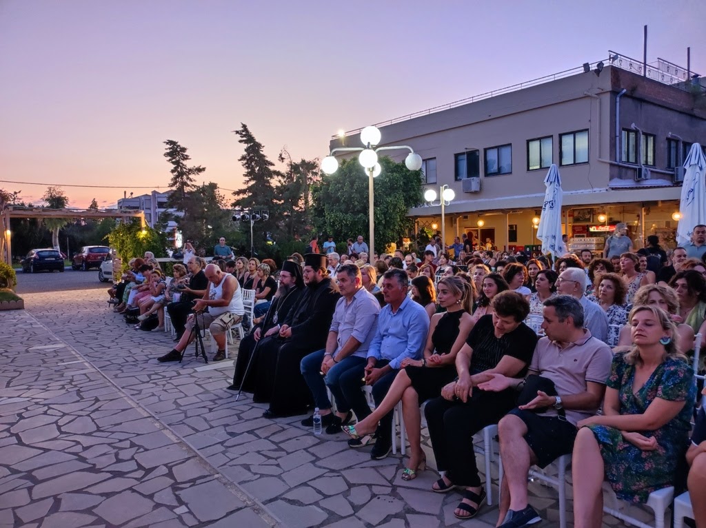 Ο Μητροπολίτης Αιτωλίας Κοσμάς στη χορευτική παράσταση «Τα ξένα λόγια ...