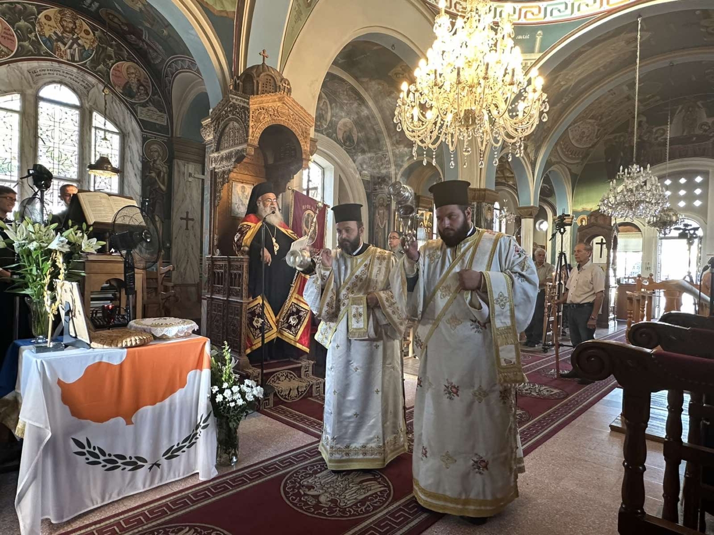 Συλλείτουργο Αρχιεπισκόπου Κύπρου και Μητροπολίτη Ταμασού στα Καμπιά ...