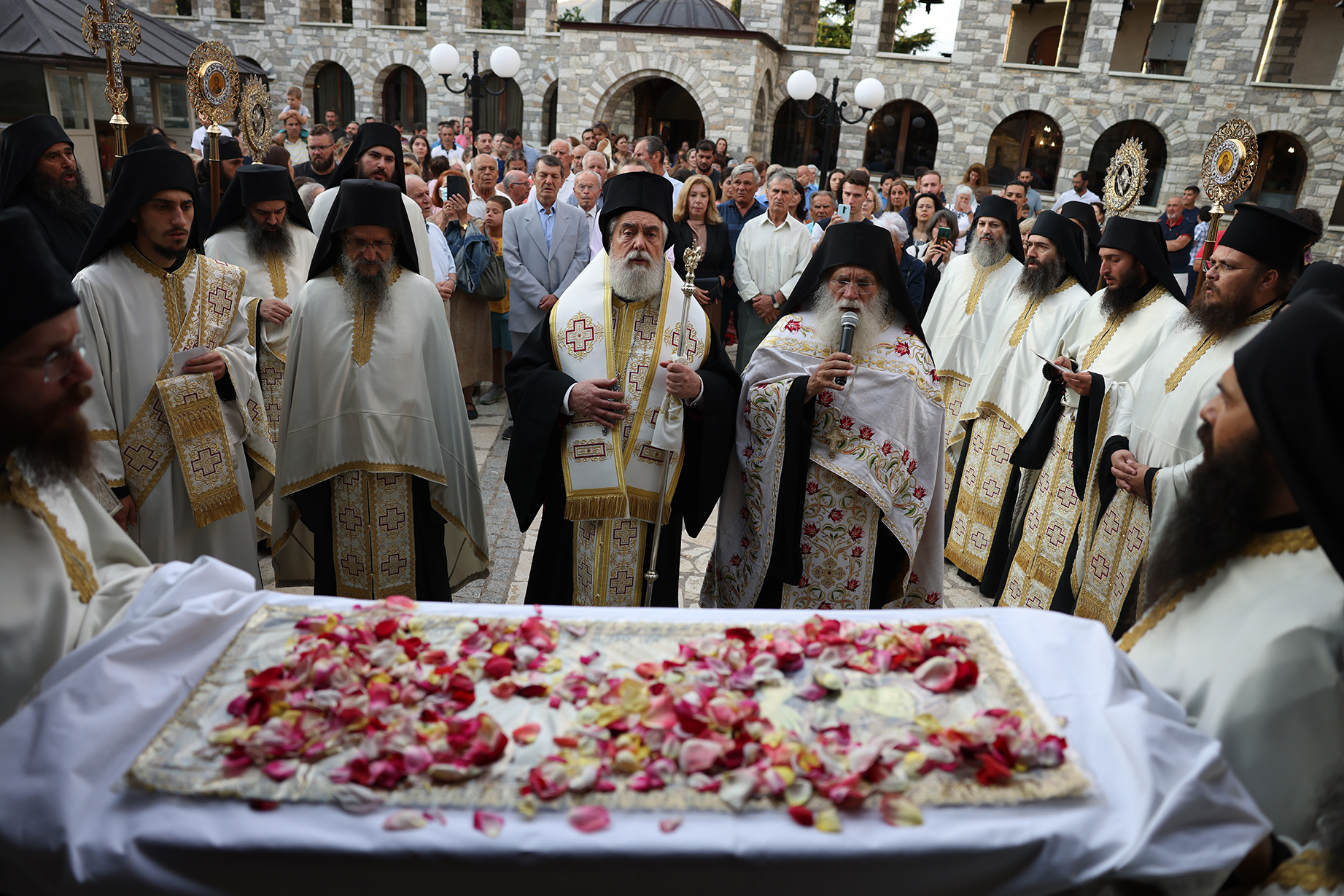 Τα εγκώμια της Υπεραγίας Θεοτόκου στην Ιερά Μονή Τρικόρφου Φωκίδος ...